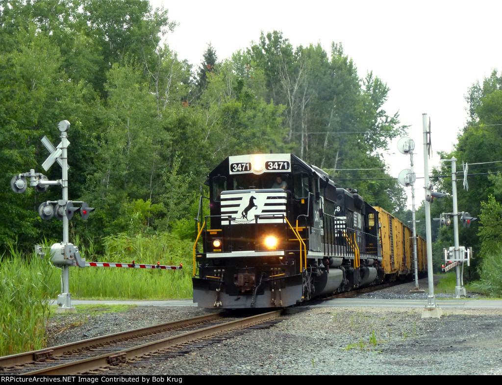 NS 3471 leads EDMO westbound